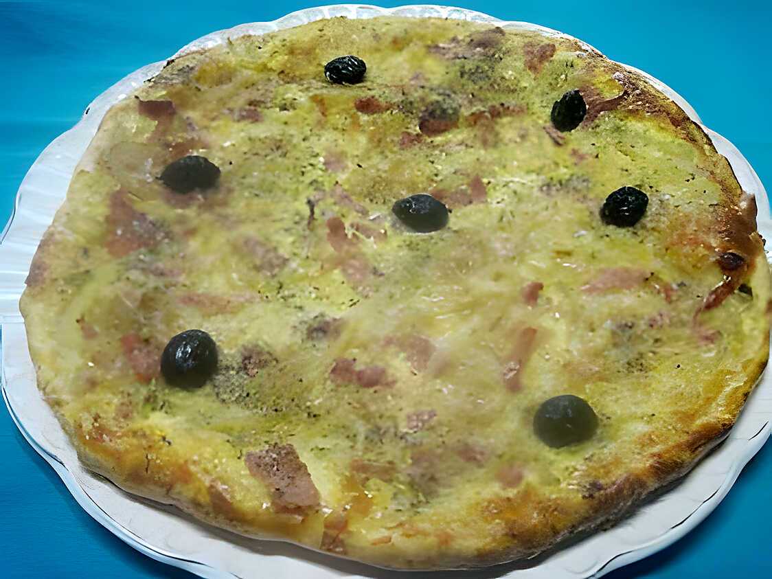 Recette de Lardons fumés et oignons sur un cratère feuilleté.