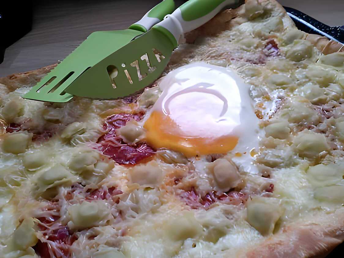 Recette de Pizza de romans à la créme ,chorizo et fromage