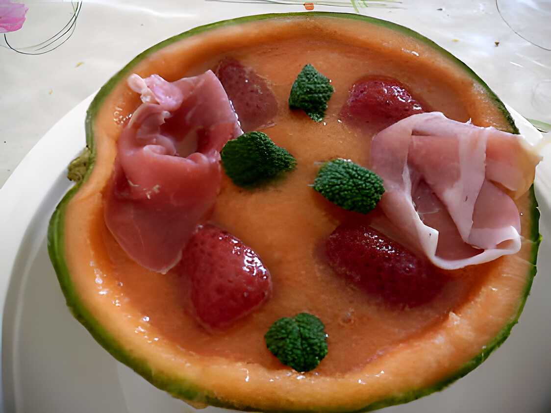 Recette d'ILOT DE MELON AU PINEAU JAMBON CRU ET NAGE DE FRAISES