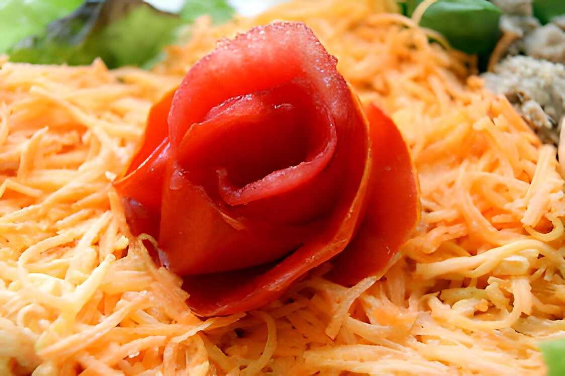 Recette de Décoration de plat (rose/tomate) et....