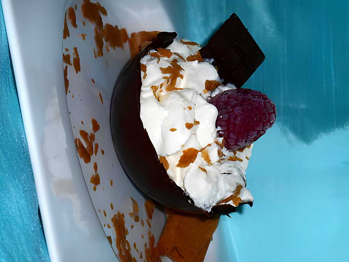 Recette de Coque en chocolat chantilly et crêpe dentelle