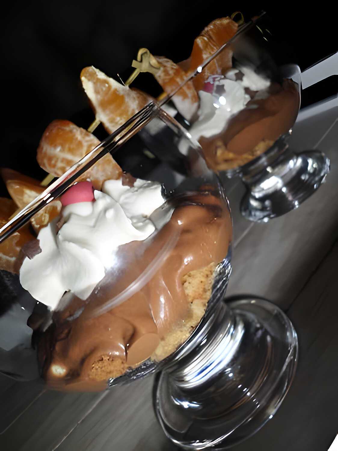 Recette de Mousse au chocolat à la crème chantilly et sa brochette de ...