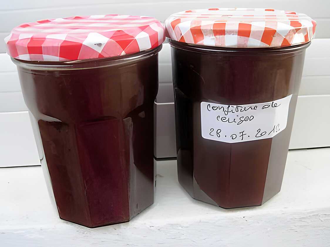Recette de Confiture de cerises congelées.