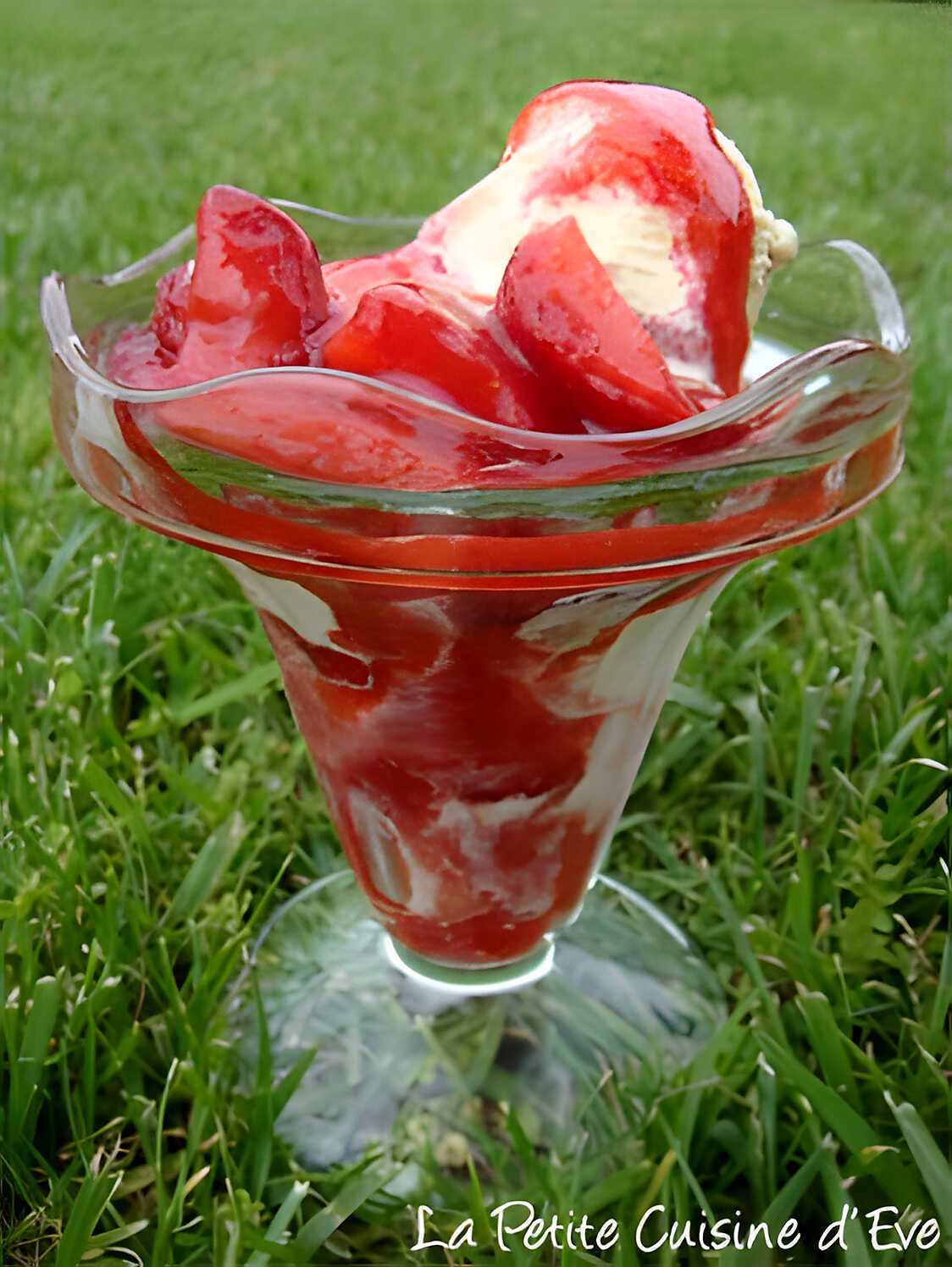 Recette de Coupe glacée fraises vanille avec son coulis de fraises