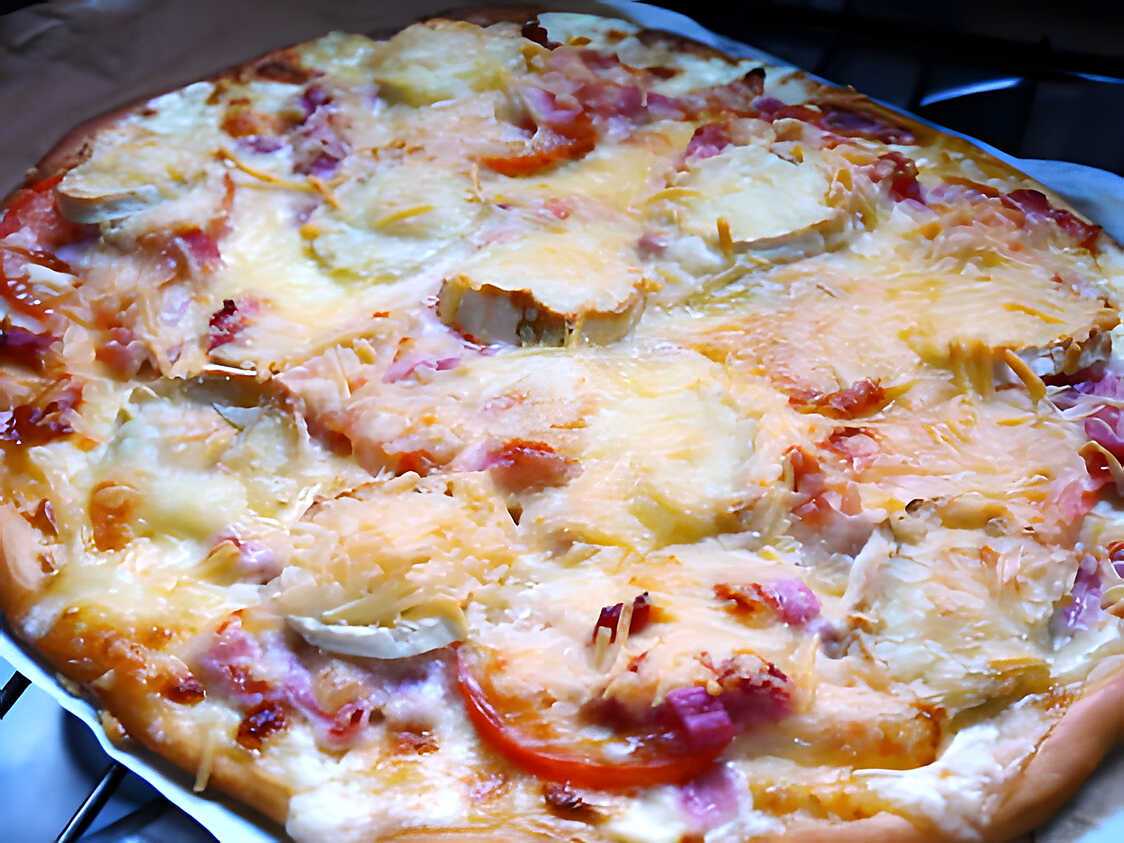 Recette de Pizza lardons / chèvre / miel