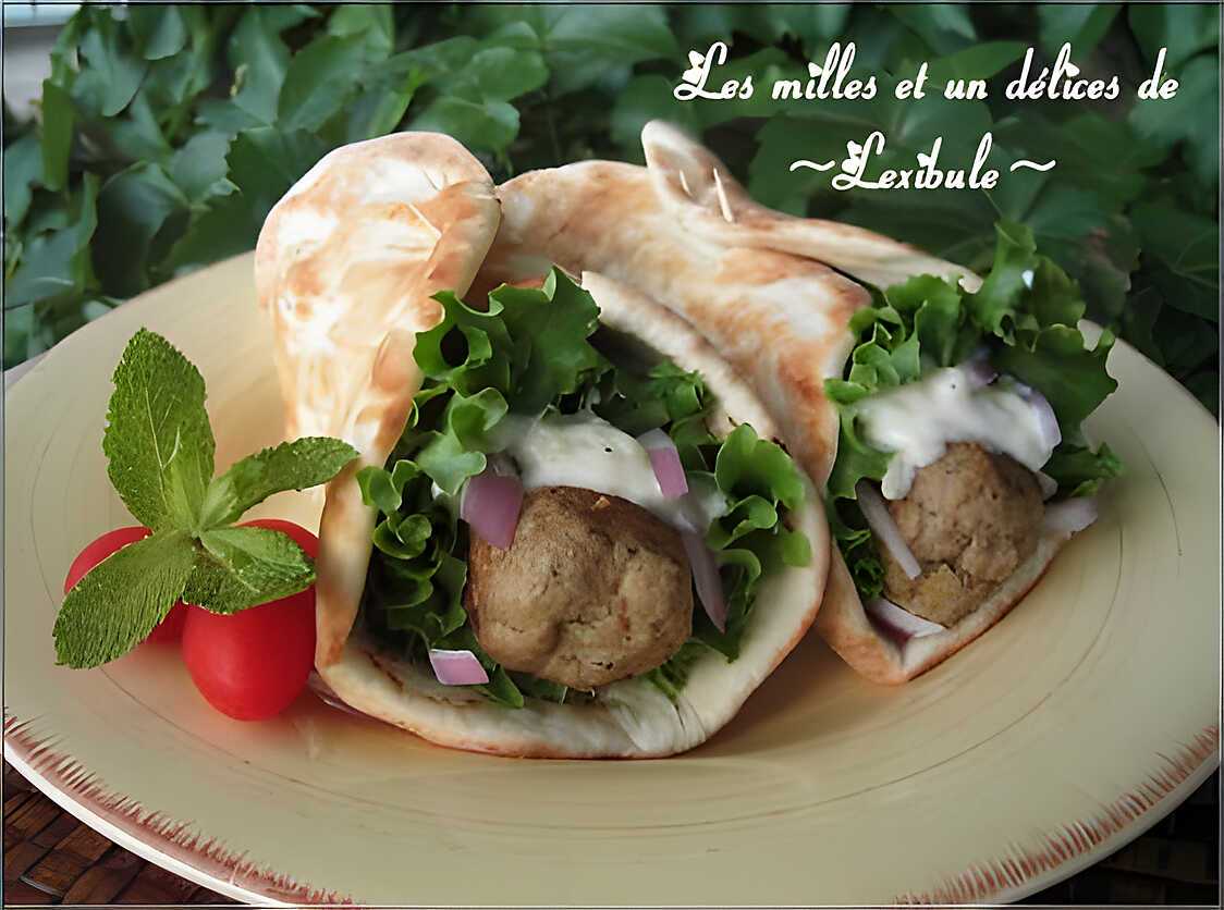 Recette de Pitas de porc haché, sauce à l'ail