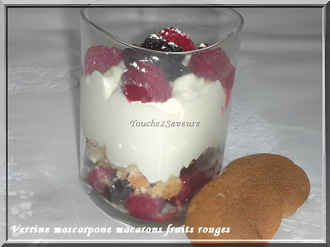Recette de Verrine mascarpone fruits rouges macaron