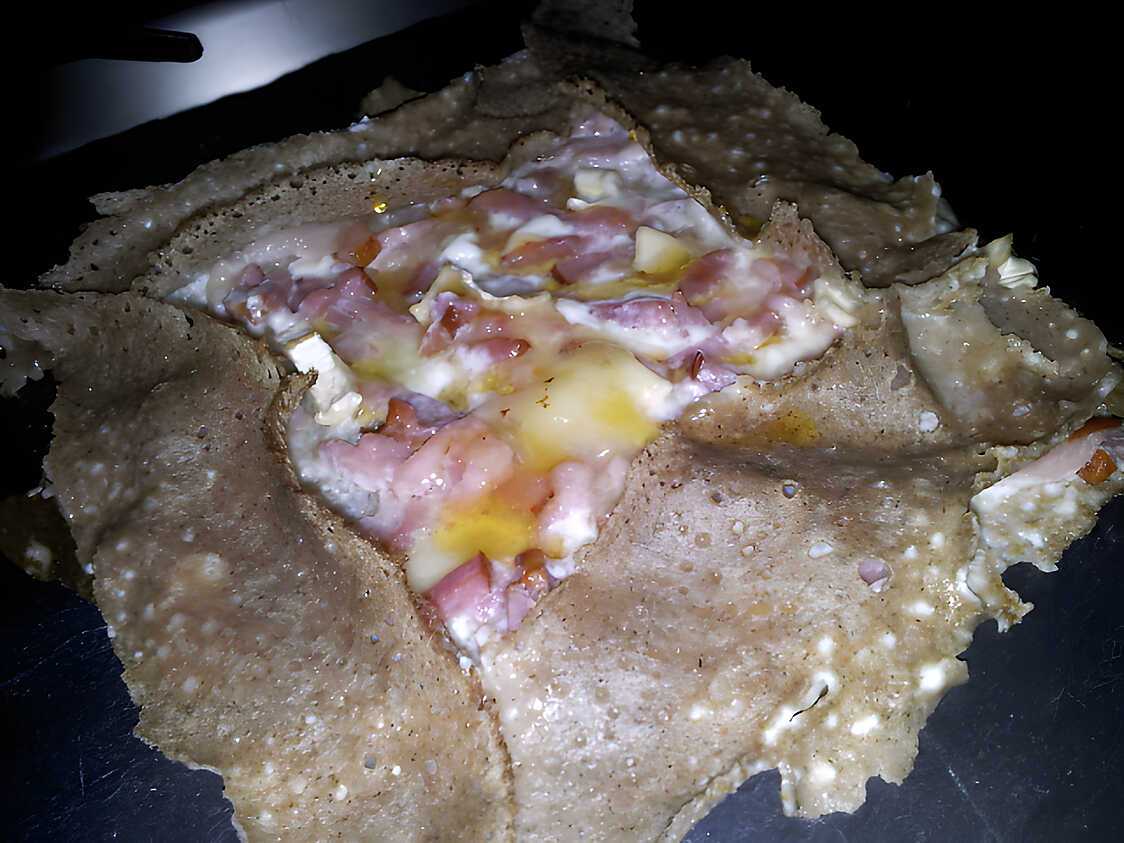 Recette de Crêpe salée au lardons, chèvre et miel