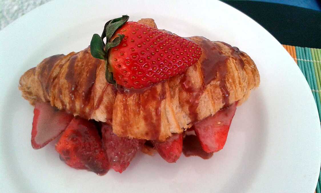 Recette de Croissant aux fraises et chocolat kinder