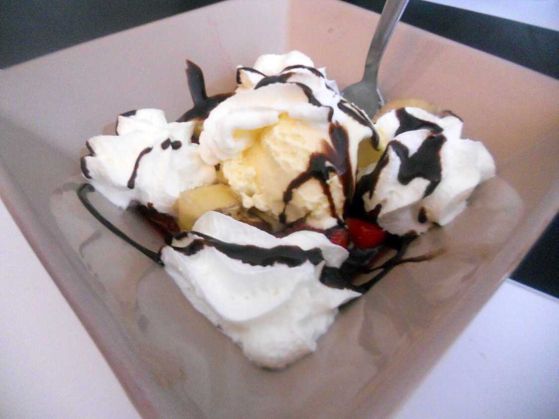 Recette de Coupe de banane rôti dans sa peau et fraise au vin