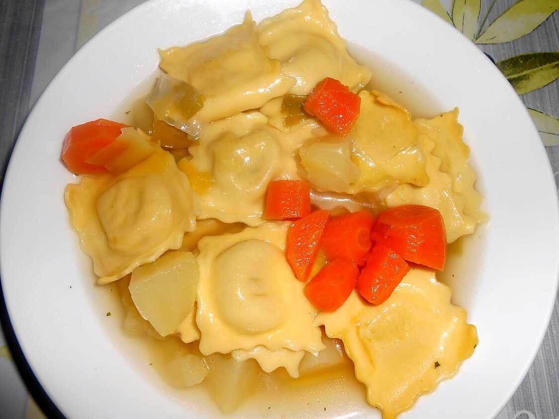 Recette de BOUILLON DE RAVIOLE COMTE ET FINES HERBES ET LEGUMES (une ...