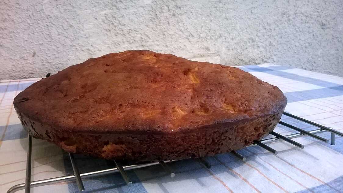 Recette de Cake rond aux pommes et raisins secs.
