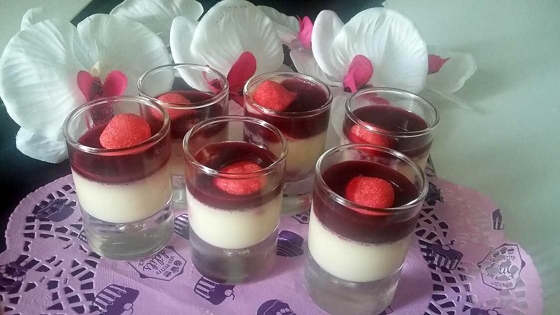 Recette de Panna cotta vanille coulis framboise-fraise Tagada