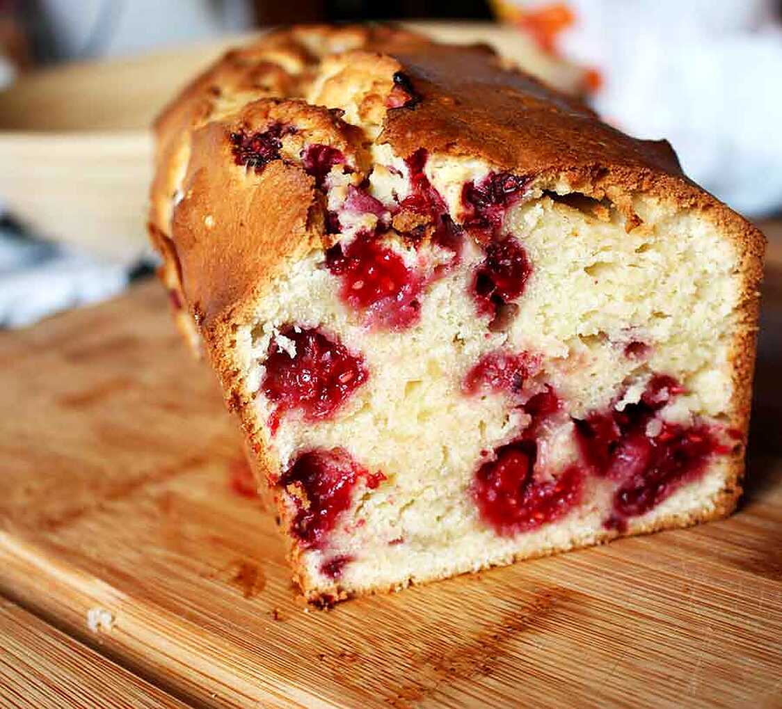 Recette de Cake à la crème et aux framboises