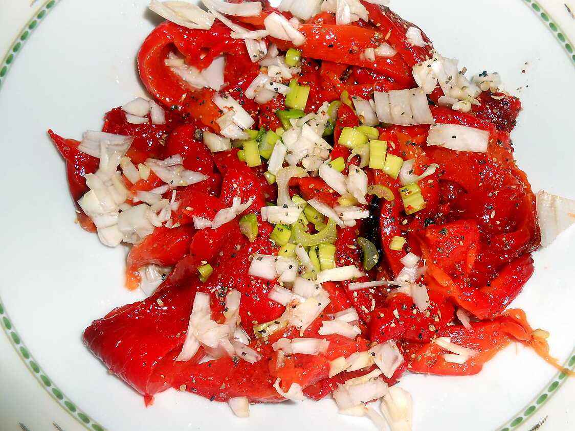 Recette de SALADE DE POIVRONS GRILLES A L'OIGNON FRAIS