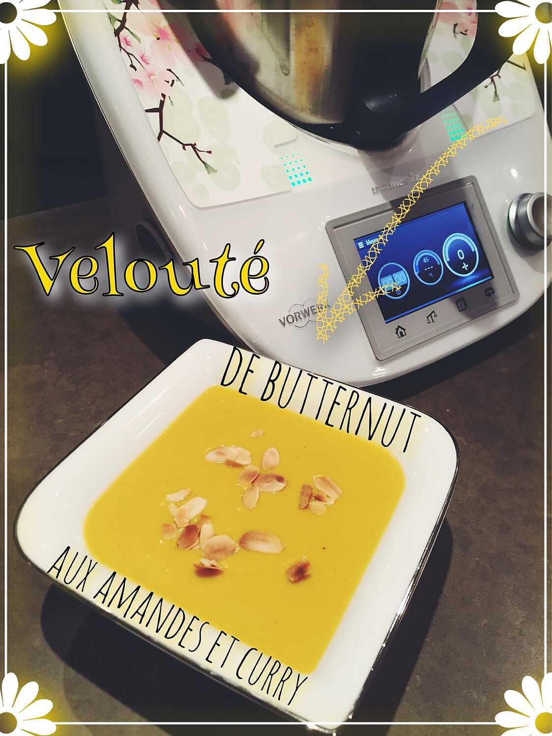 Recette de SOUPE DE COURGE BUTTERNUT CURRY ET AMANDES
