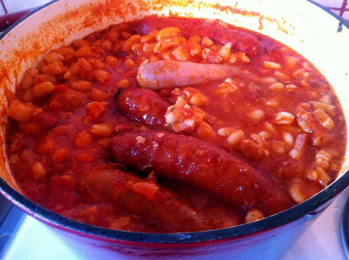 Recette de Haricots Mogette à la tomate et saucisses