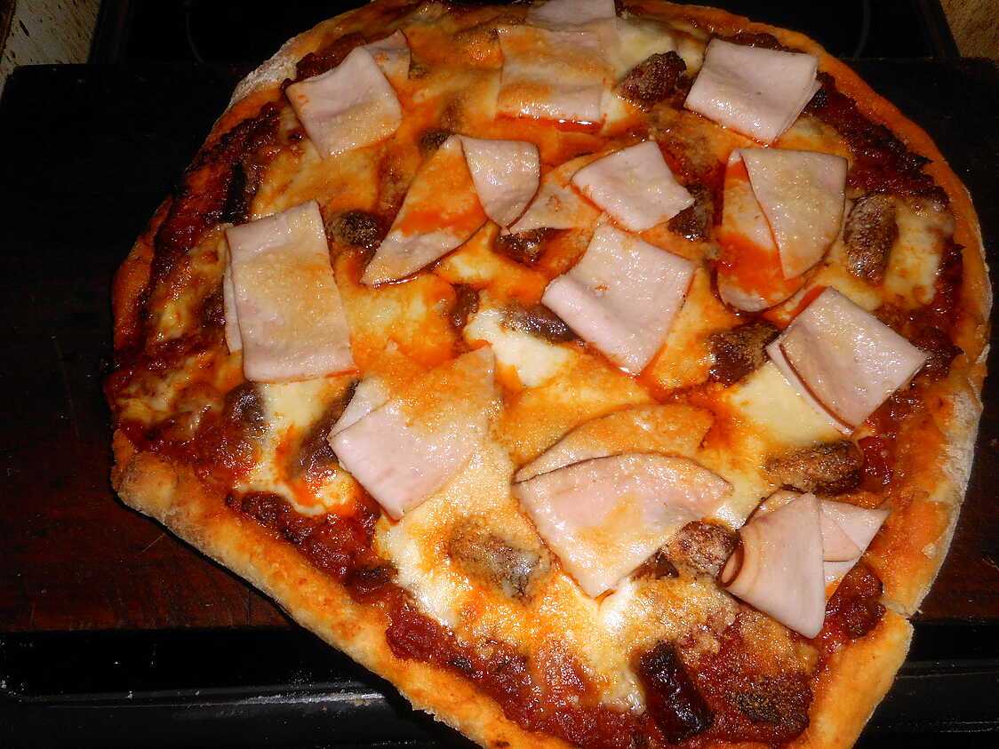 Recette de Pizza tunisienne à la viande hachée,filet de poulet et merguez
