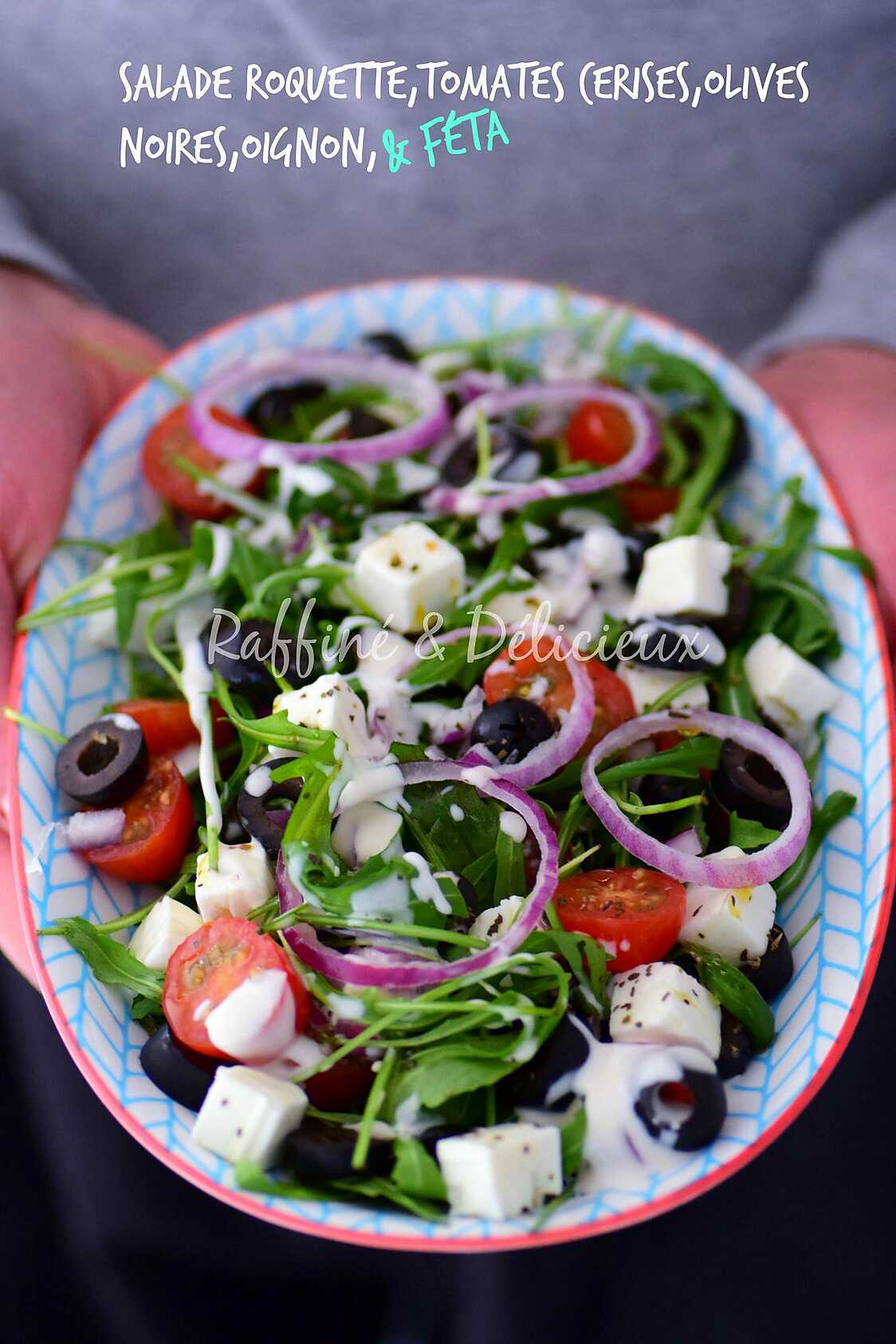 Recette de Salade de roquette,tomates cerises,olives noires,oignons,et féta