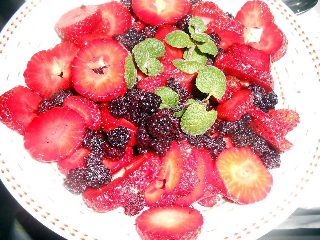 Recette de SALADE DE FRAISES ET MURES SAUVAGES