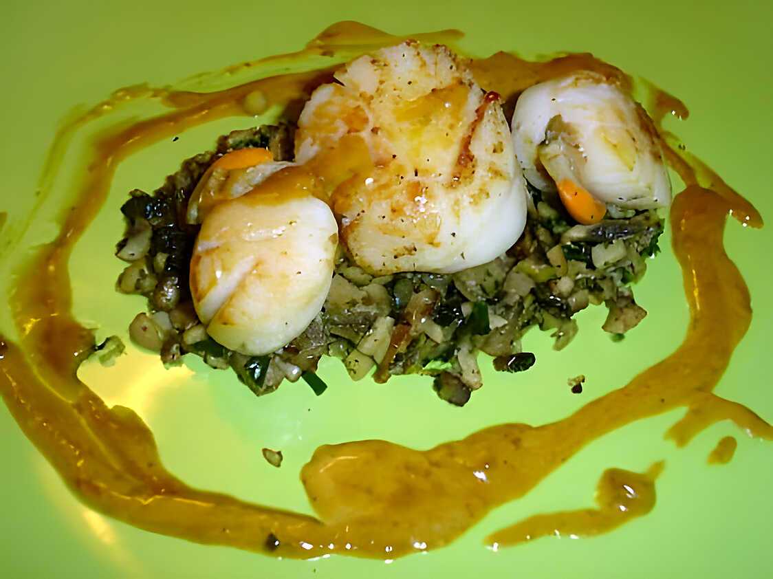 Recette de SAINT JACQUES ROTIES CHAMPIGNONS DE PARIS SAUCE COLOMBO