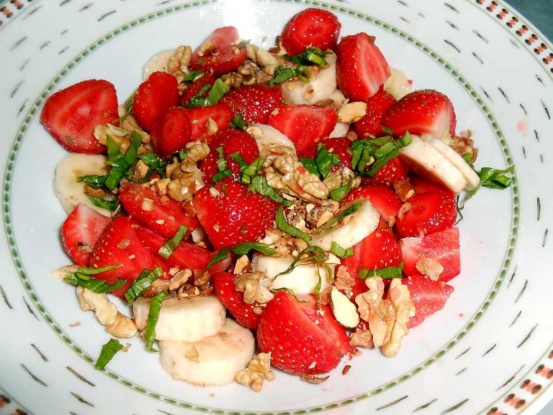 Recette de SALADE DE FRAISES BANANES FRUITS SECS SIROP DE COQUELICOT