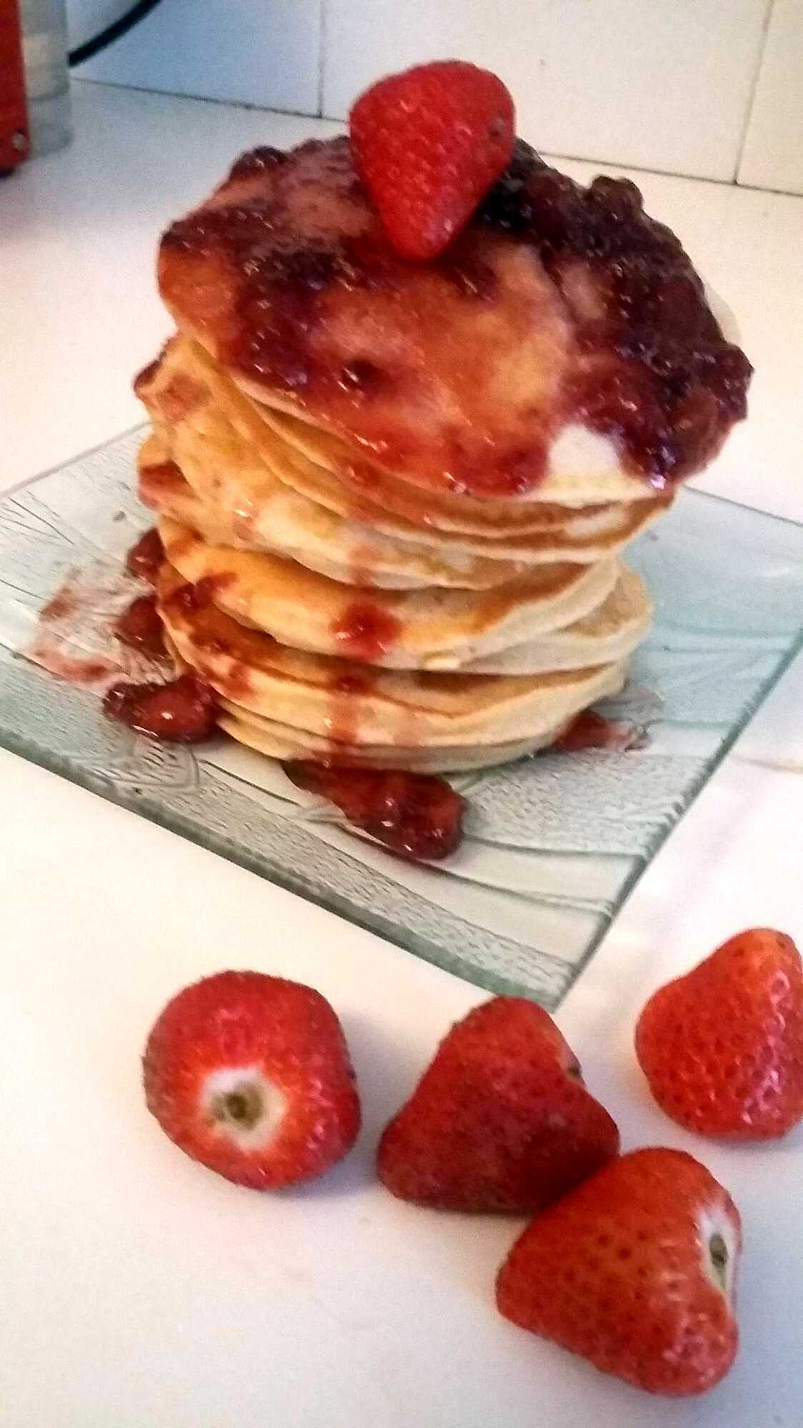 Recette de Pancakes au beurre de cacahuète et coulis de fraise