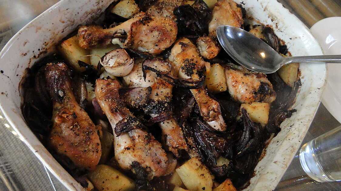 Recette de Poulet rôti avec oignons rouges, pommes de terre et romarin