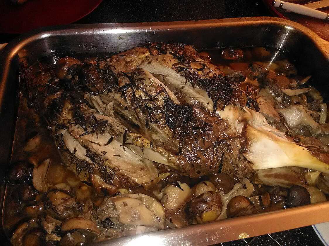 Recette de Gigot d'agneau de Noel au châtaignes et champignons sauvages