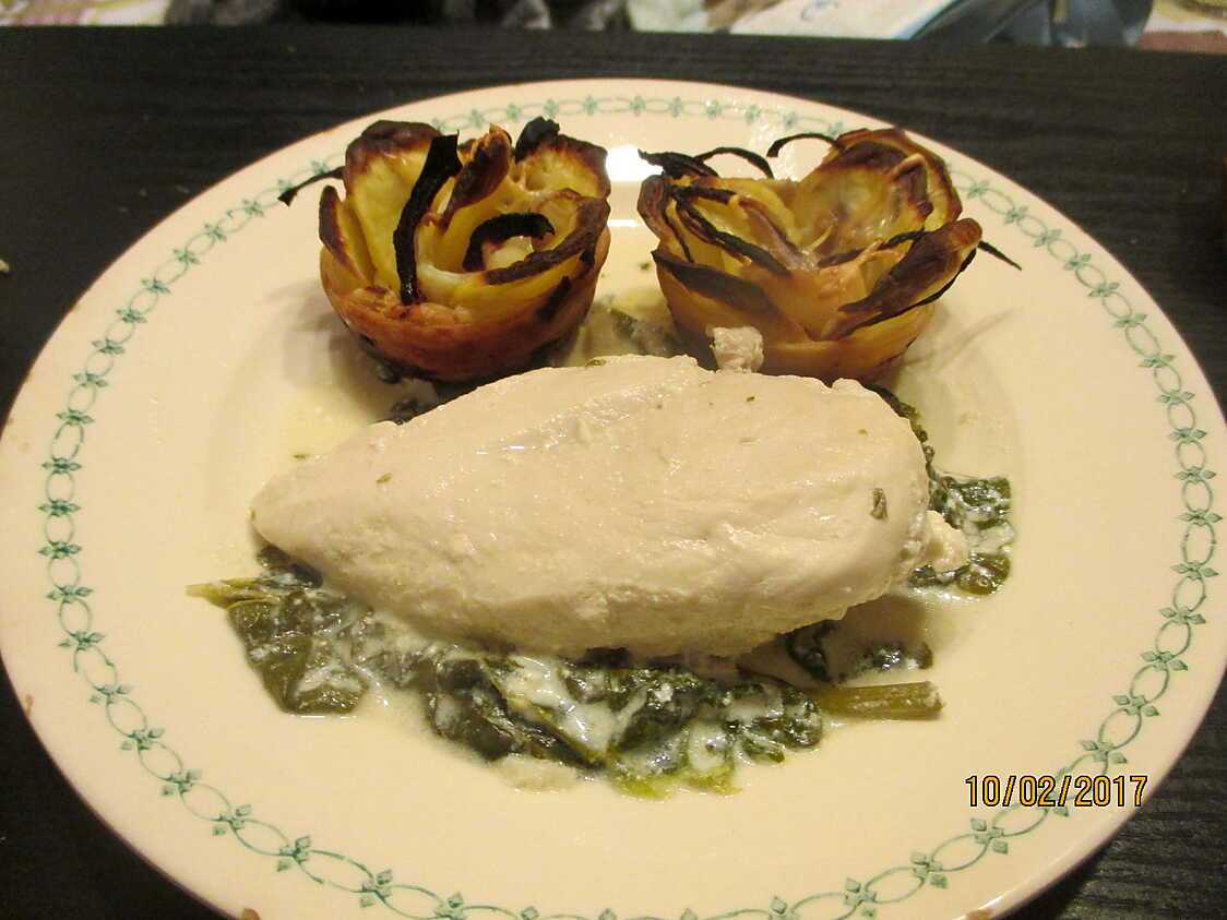 Recette de Filet de poulet citronné au fromage frais sur lit d'épinards