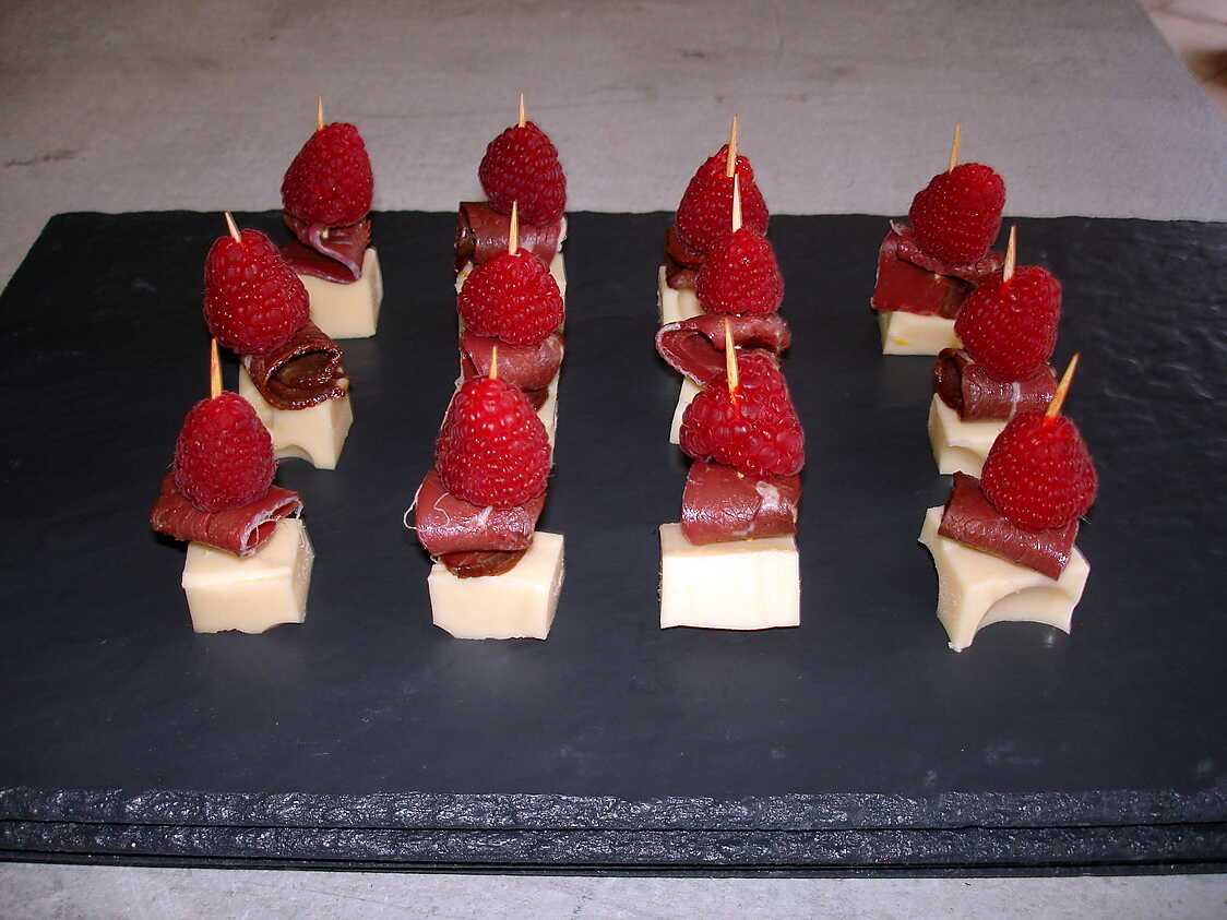 Recette de Mini brochettes d' gouda magret et framboise