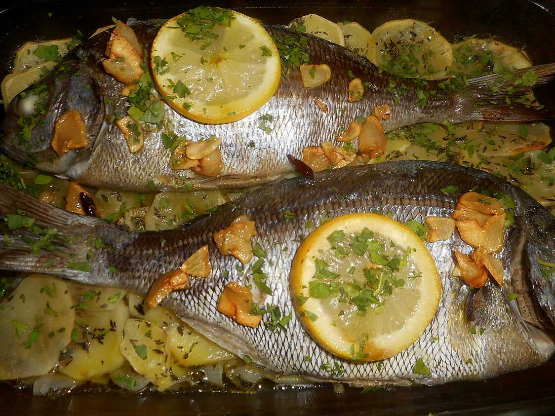 Recette de Dorade grise a l ail et pommes de terre(besugo al horno patatas)