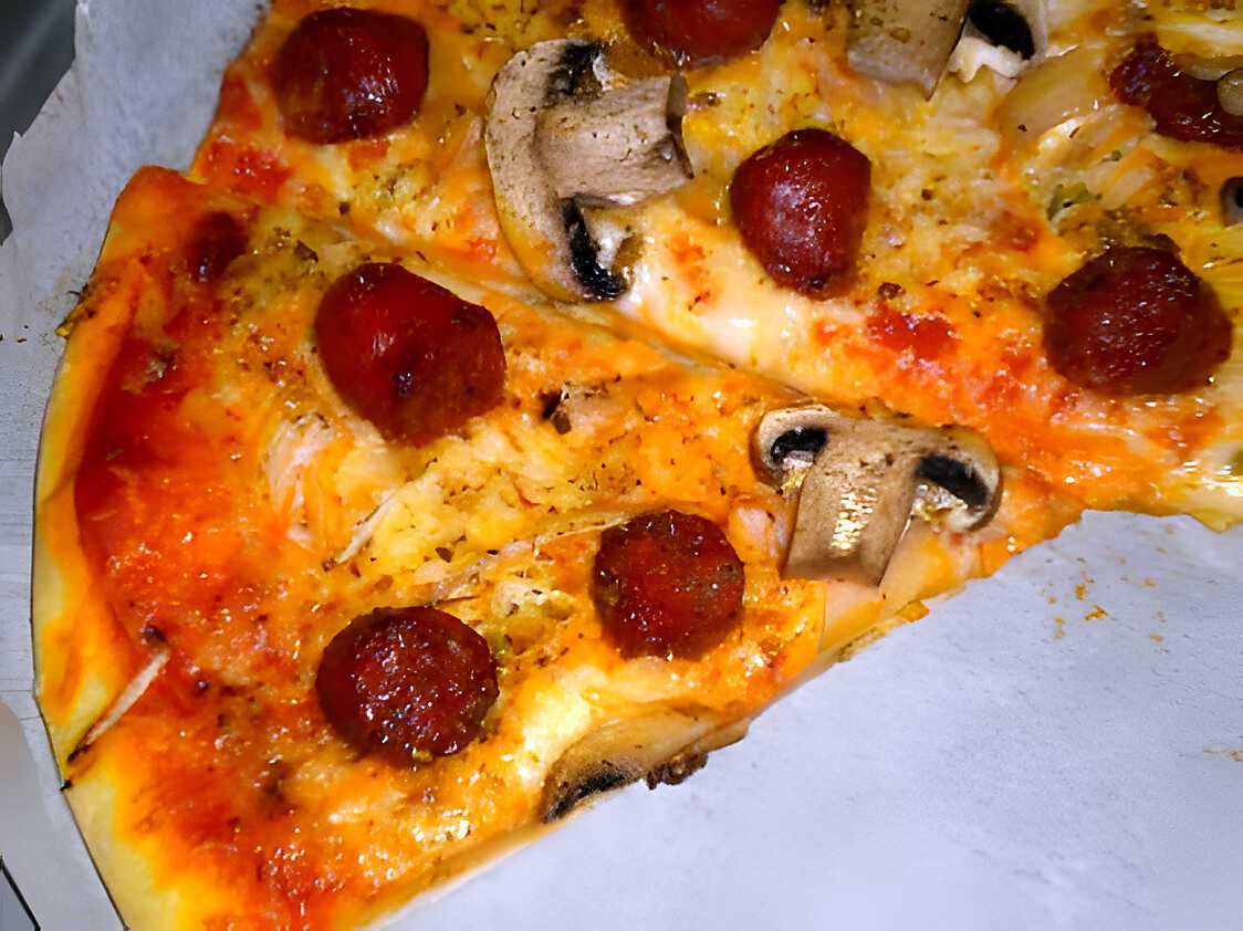 Recette de Pizza aux merguez et champignons