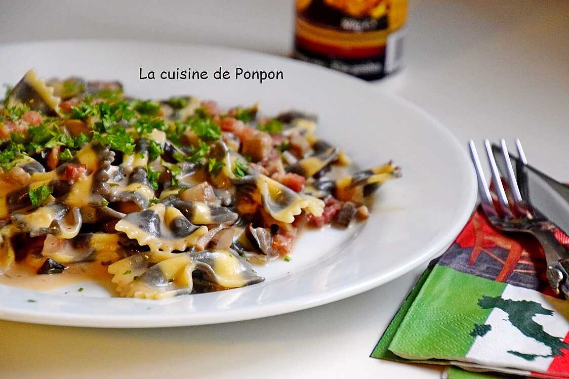 Recette de Pâte papillon à l'encre de sèche aux champignons et lardons