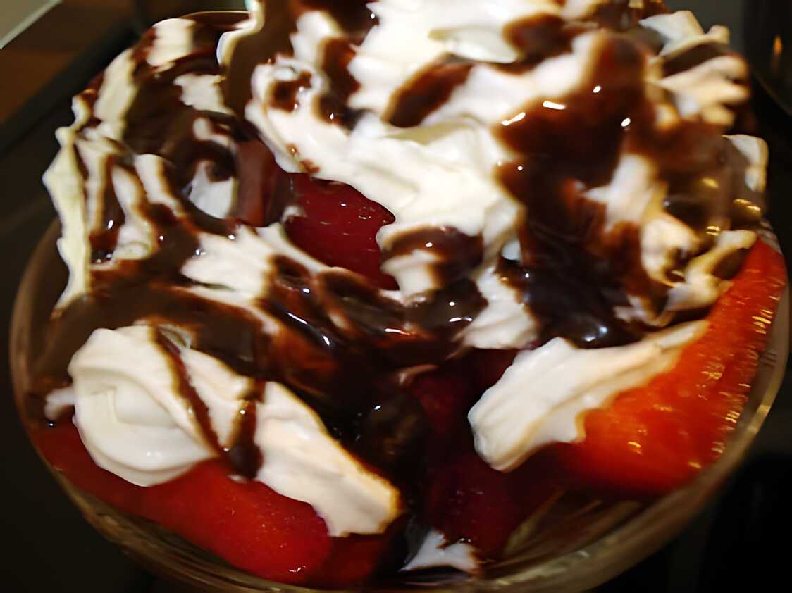 Recette de Coupe de fraise chantilly et sauce chocolat