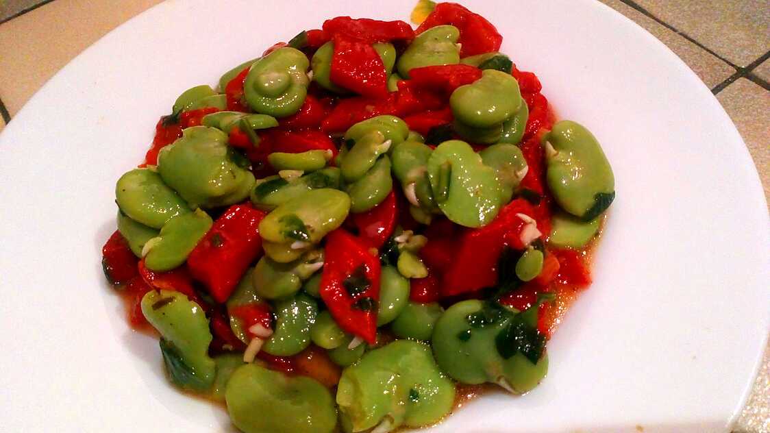 Recette de Salade de feves fraiches aux poivrons rouges