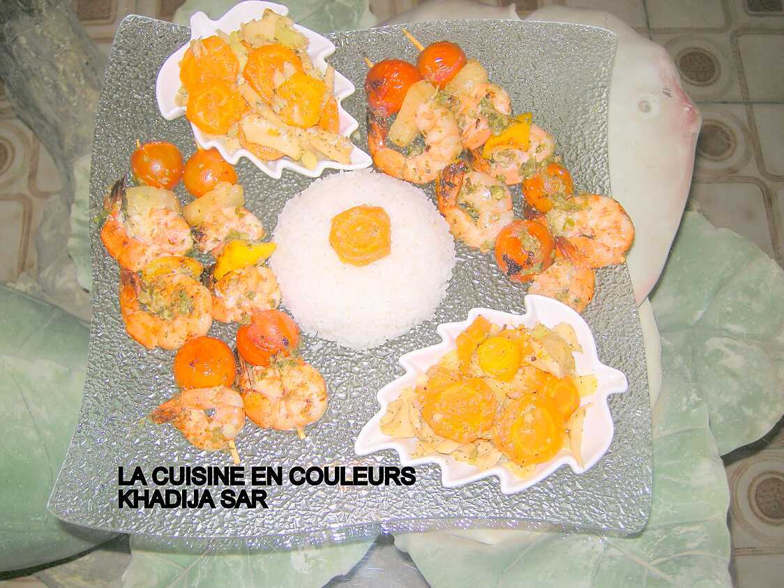 Recette de Brochettes de gambas poêlées/légumes sautés/riz à la créole