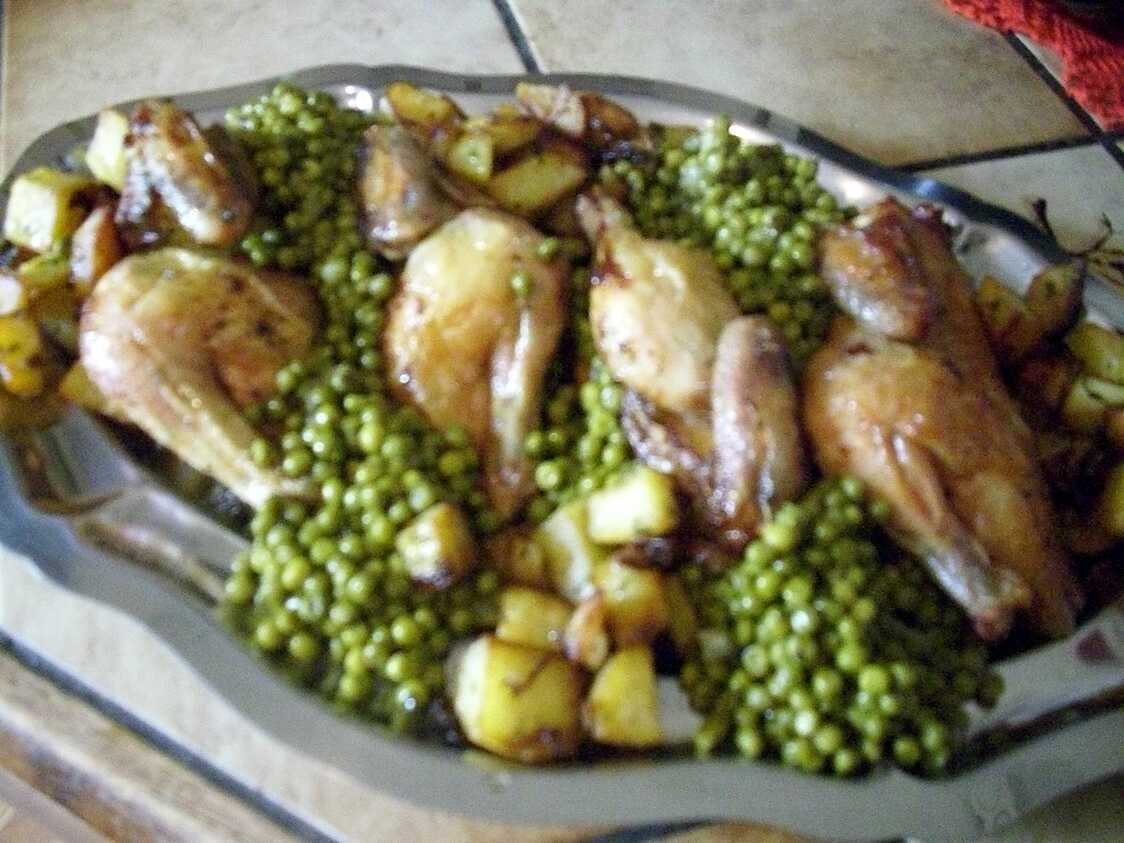 Recette de Coquelets rotis petits pois et pommes de terre roties