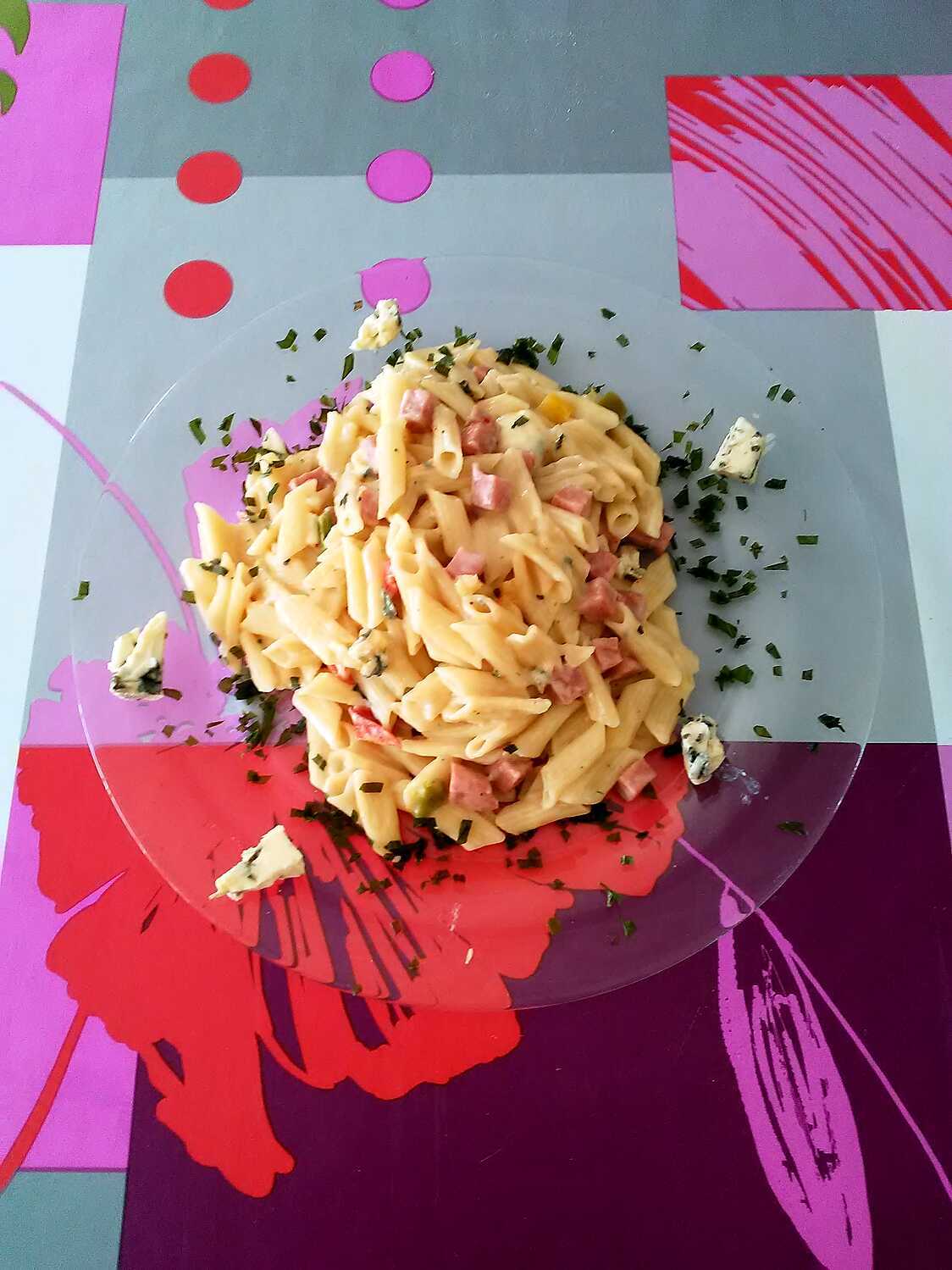 Recette de Délicieuse mini penne régate ... à la sauce St -Agur et poivrons