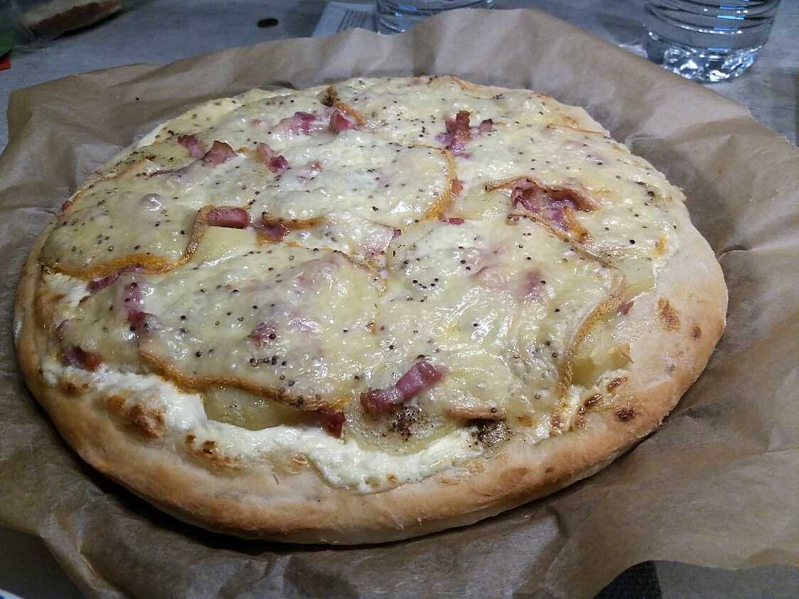 Recette de Pizza crème pomme de terre lardons et fromage à raclette