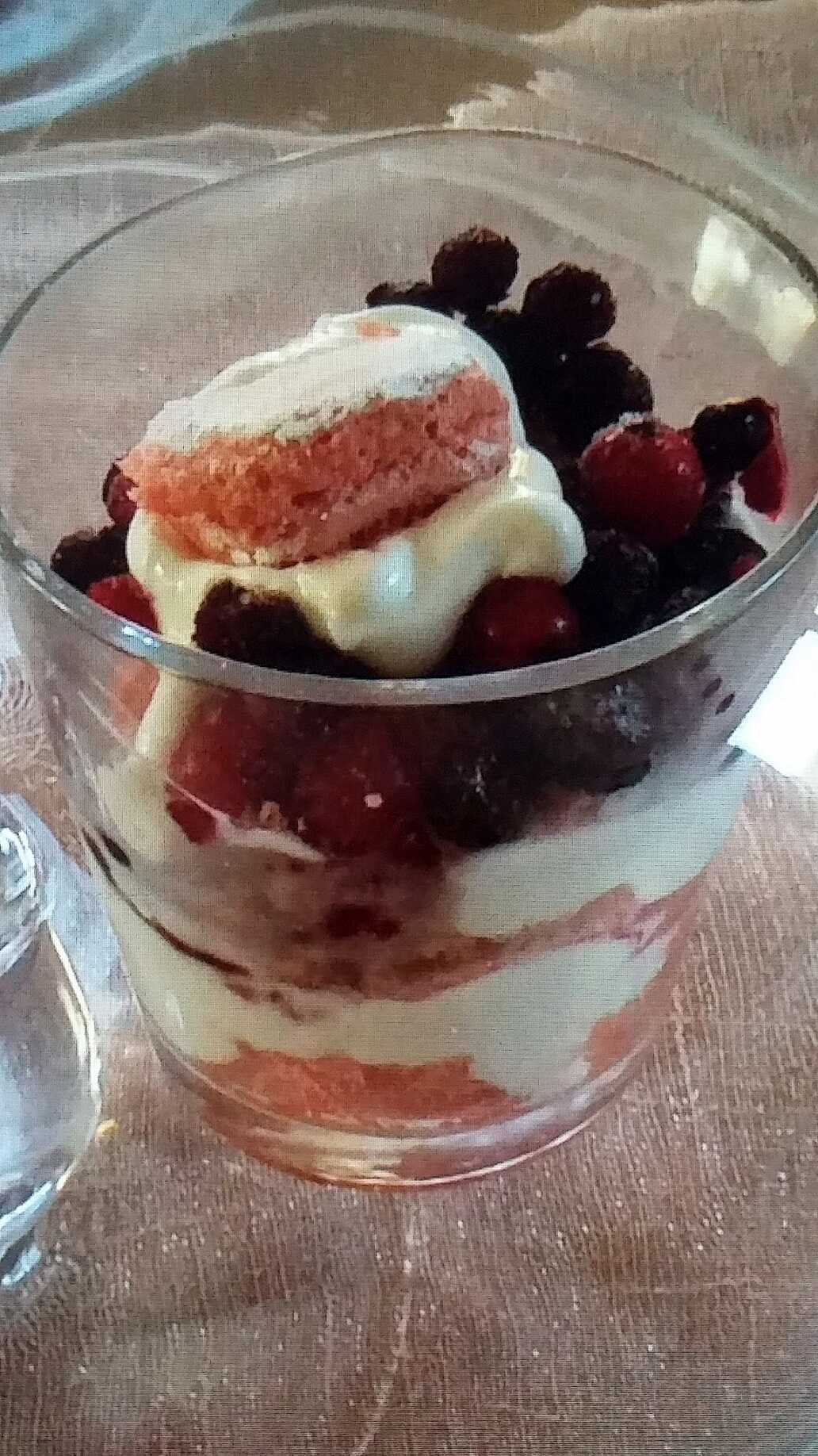 Recette de Verrine de yaourt aux biscuits roses