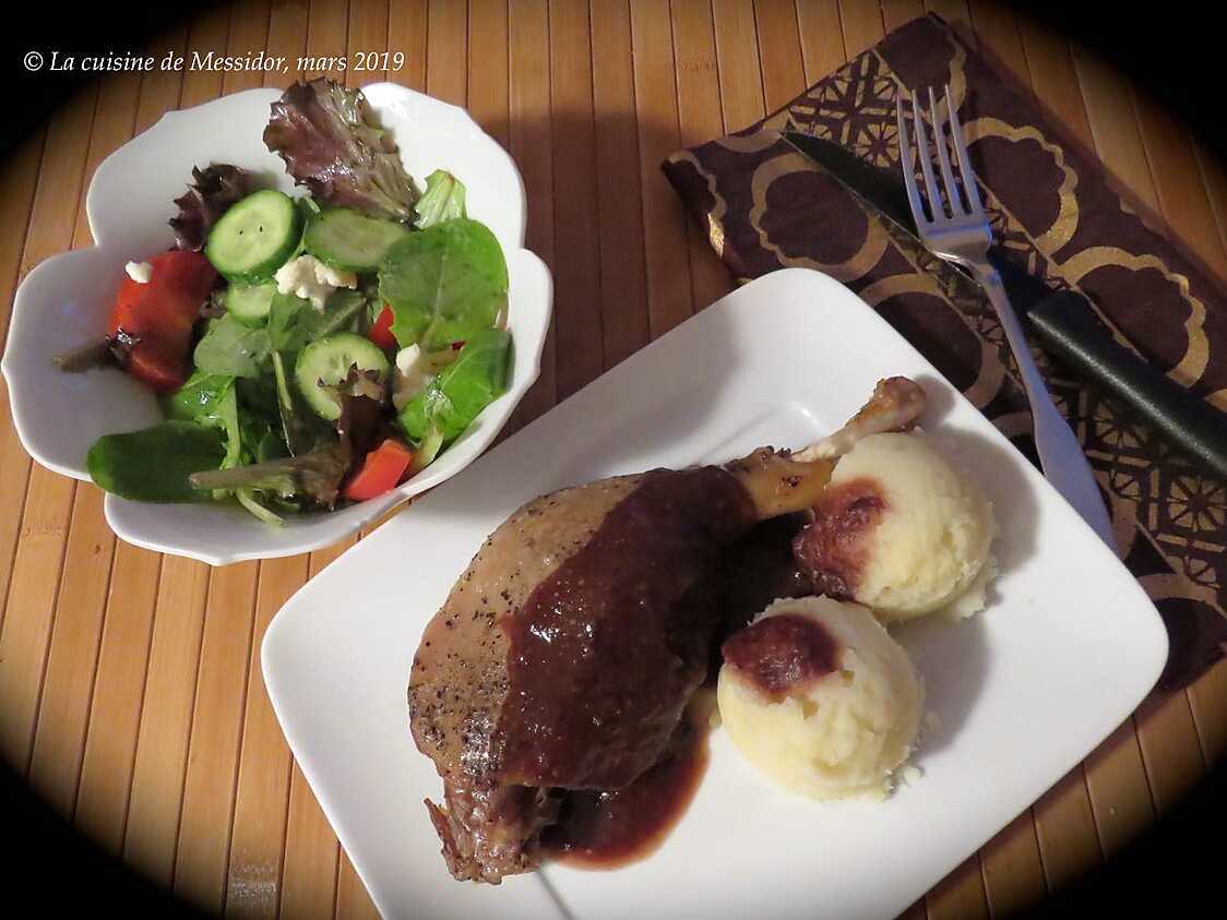 Recette de Cuisses de canard confites, sauce aux dattes et au vin