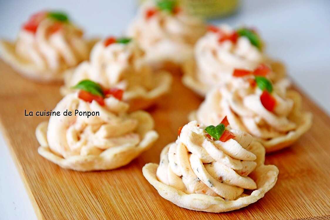 Recette d'Amuse bouche mini lotus garni de fromage frais tomate et basilic