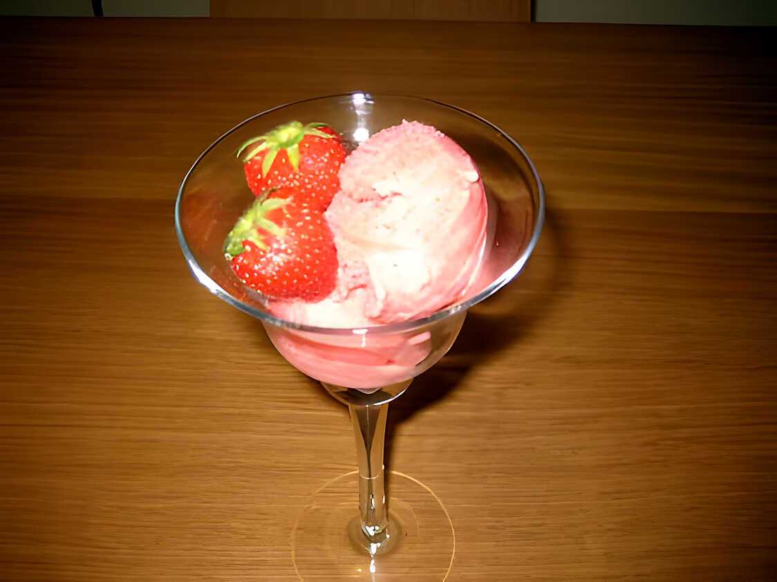 Recette de Glace aux fraises maison préparée en 5 minutes !! Simple ...