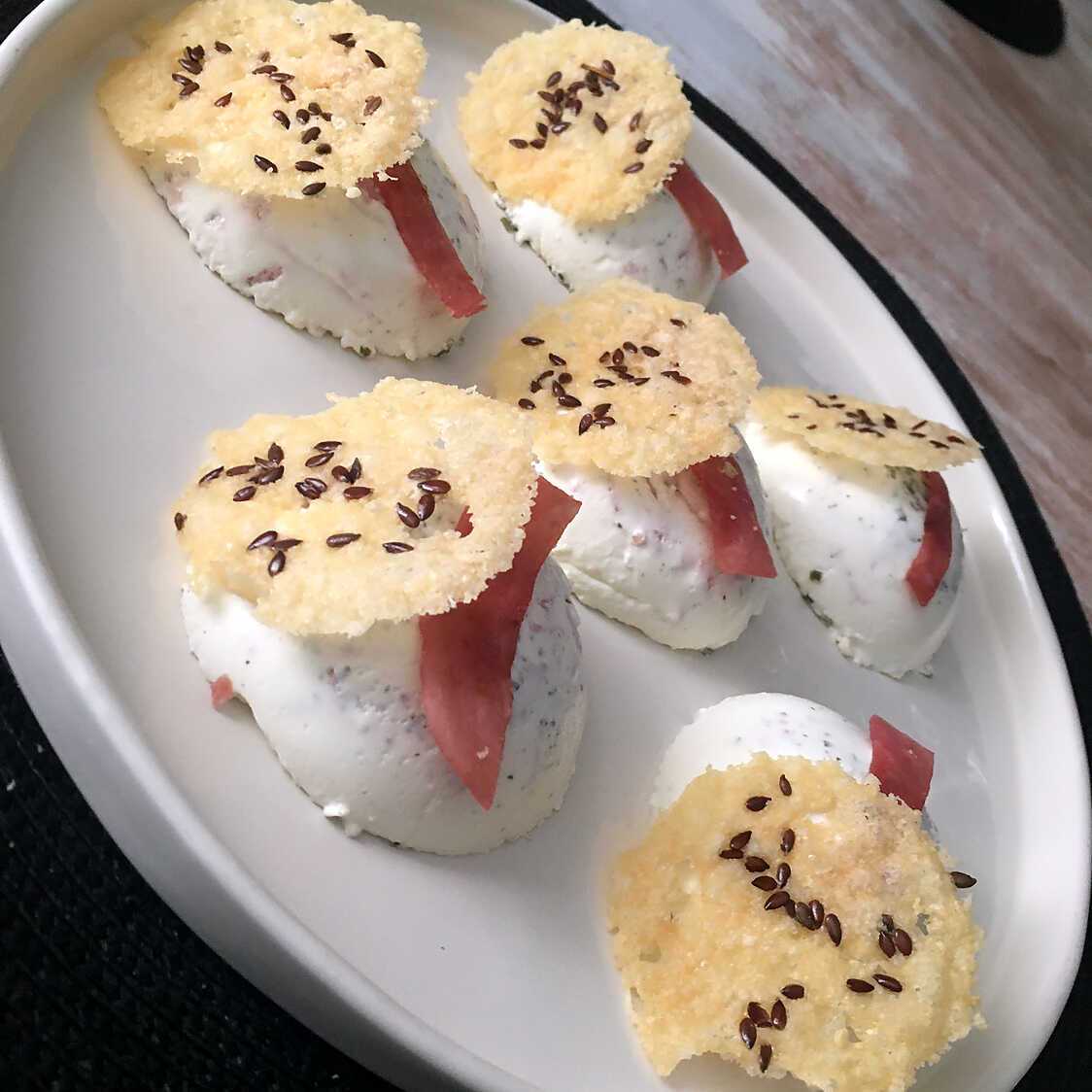 Recette de Dôme de fromage au jambon et tuile de parmesan au graines de lin