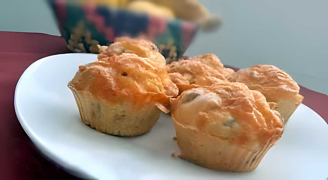 Recette de Muffins salées aux olives , gruyère et merguez