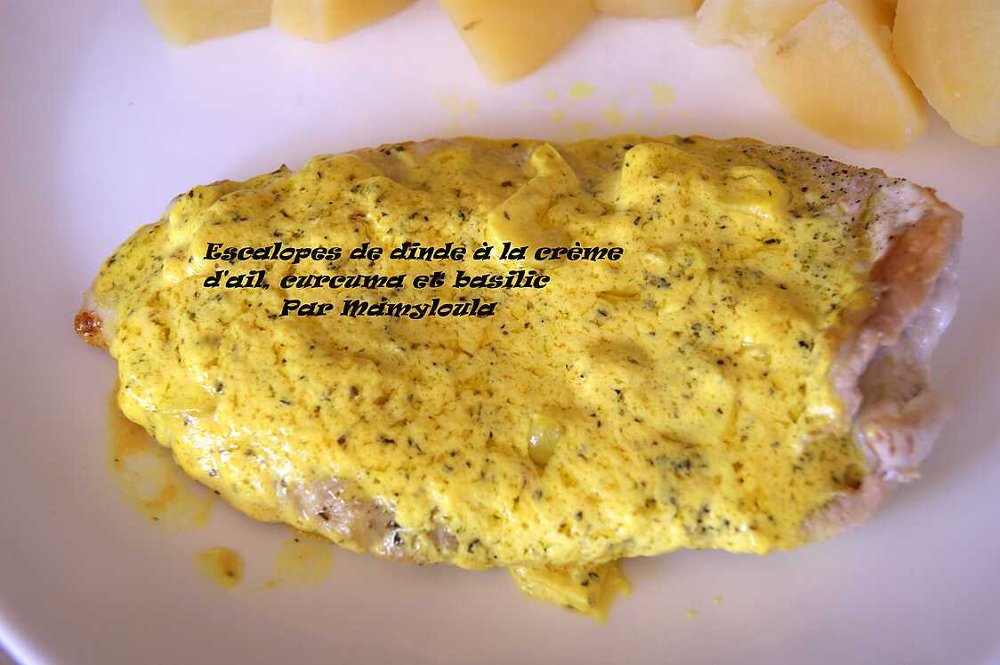 Recette d'Escalopes de dinde à la crème d'ail, curcuma et basilic.