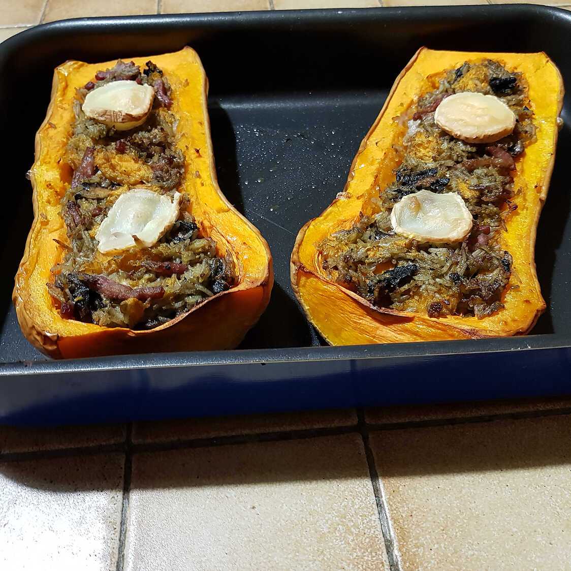 Recette de Butternut farcie aux champignons, aux lardons et au riz