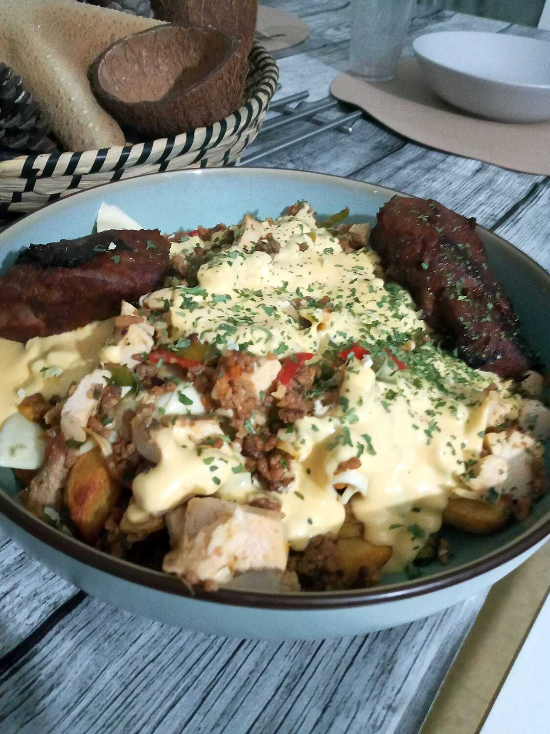 Recette de Poutine frite a la sauce cheddar et a la viande hachée