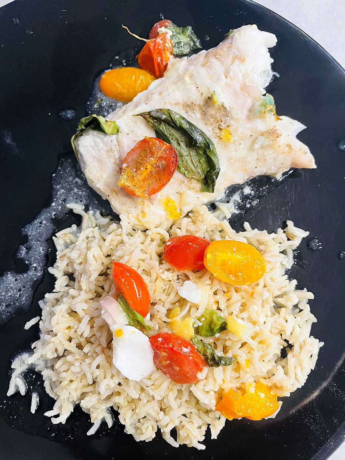 Recette de Cabillaud sauce vin blanc, tomates et basilic